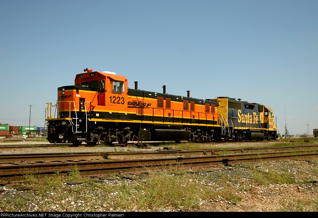 BNSF 1223 and BNSF 2197